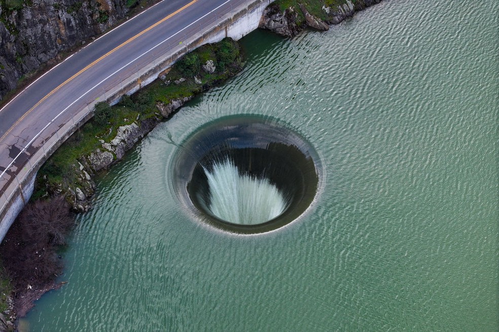 'Buraco glorioso': enorme redemoinho em lago rende imagens impressionantes