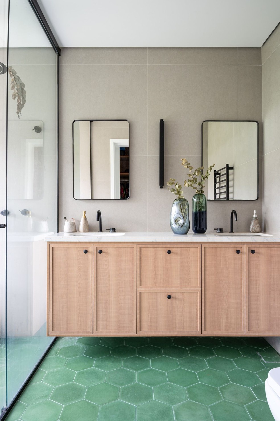 Piso hexagonal no banheiro: cores, materiais + 21 ideias para se inspirar