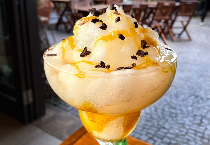 Como preparar frozen de gin, melaço de cana e nibs de cacau ...