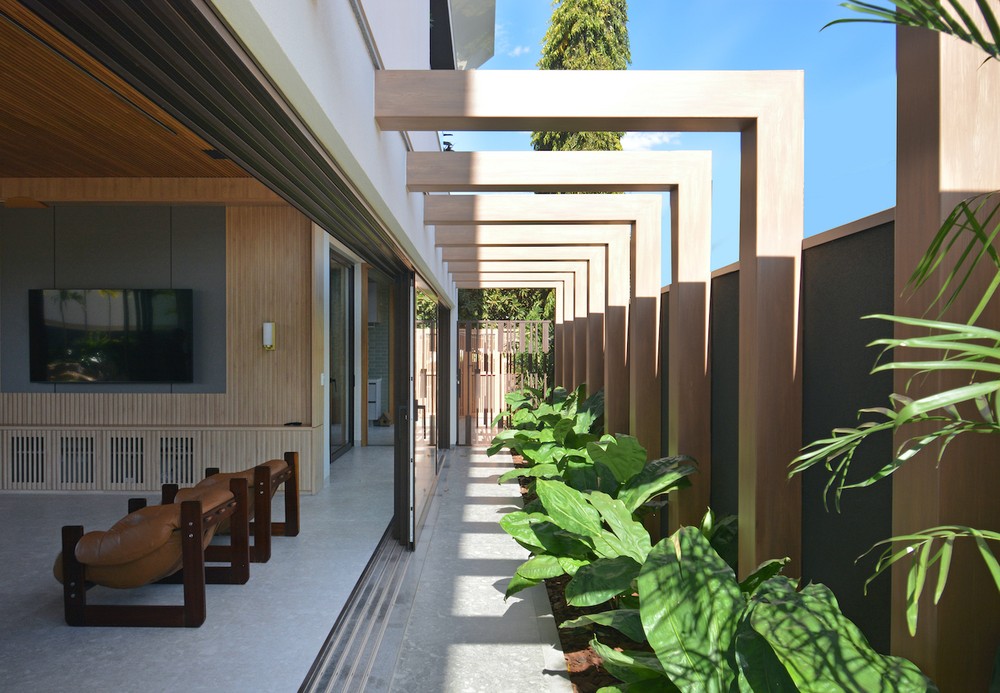 Casa de 538 m² é marcada por madeira, brises metálicos e paisagismo