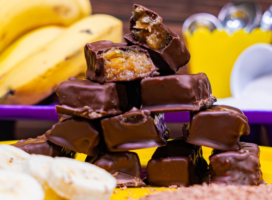 Aprenda a fazer bombom de banana com chocolate