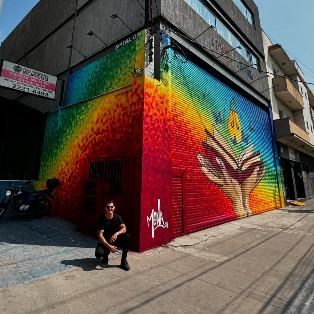 O artista plástico e muralista Mena pinta desde prédios icônicos a ...