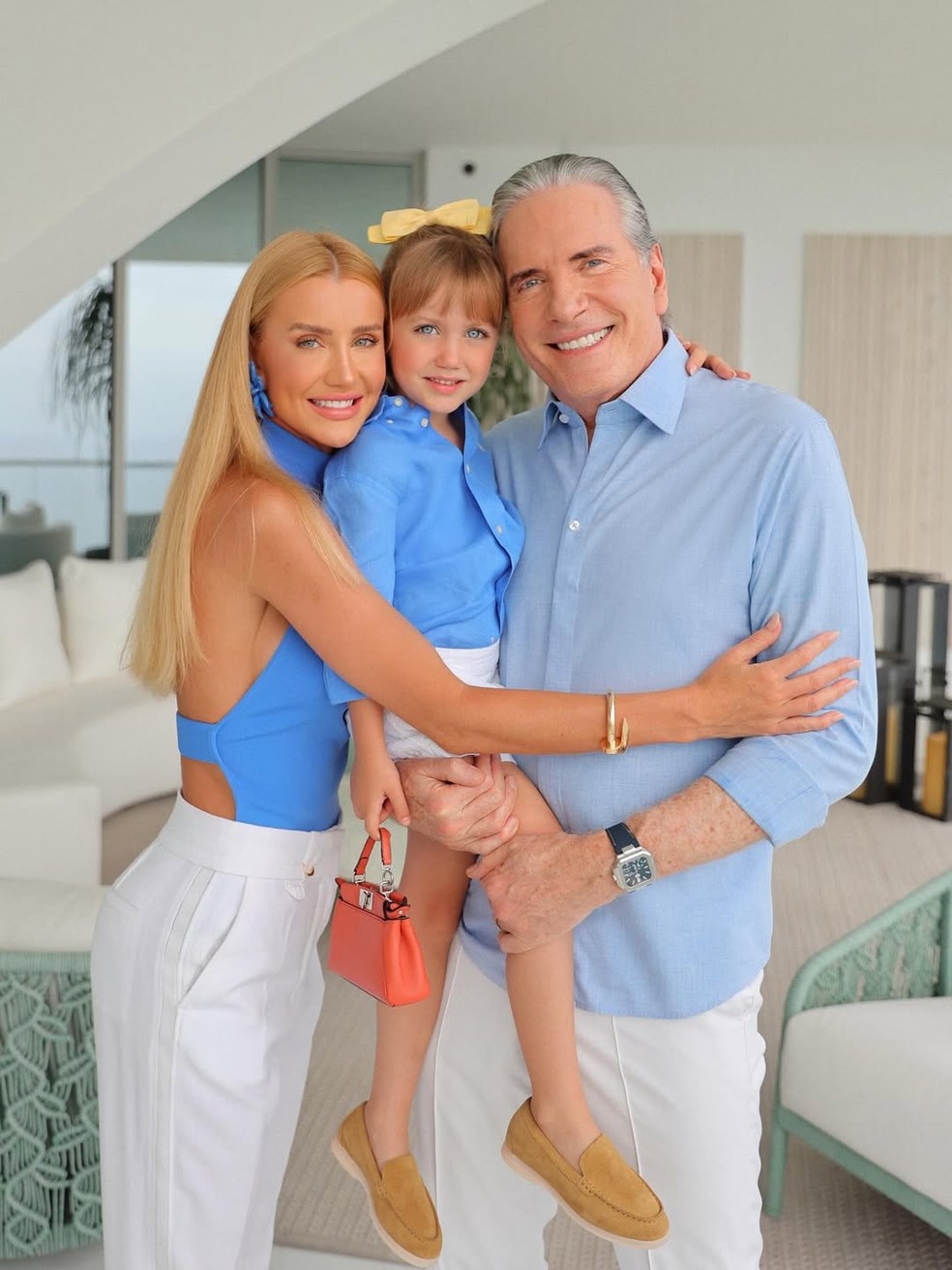 Ana Paula Siebert e Roberto Justus abrem álbum de fotos em varanda de ...