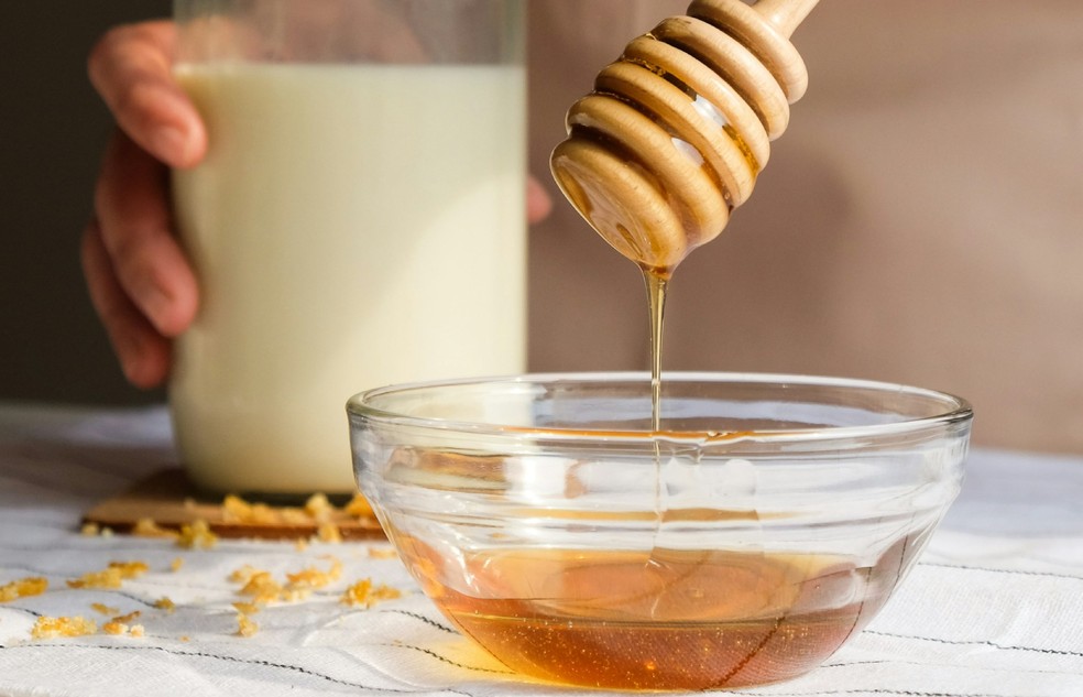 6 simpatias com mel para fazer em casa e atrair boas energias