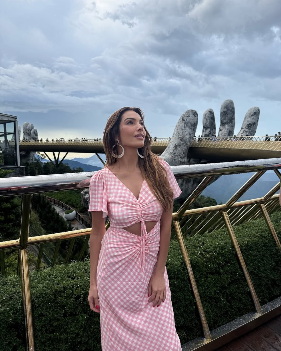 Patrícia Poeta visita escultura exótica de mão gigante durante viagem ...