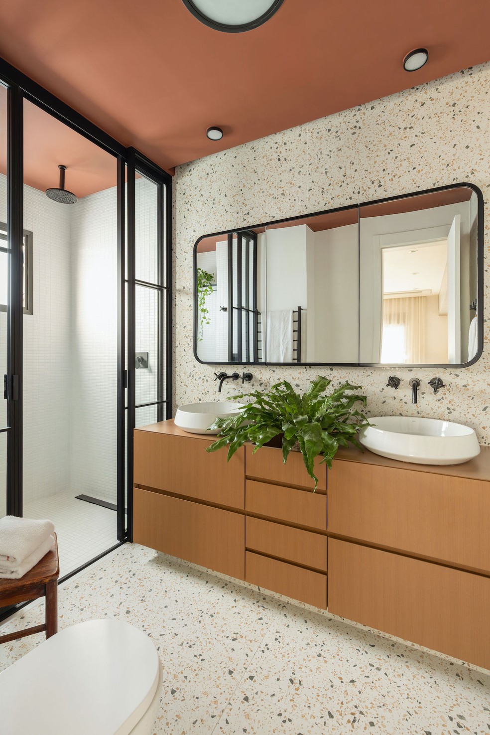 Apartamento em SP ganha atmosfera 'cozy' com texturas, cores e madeira