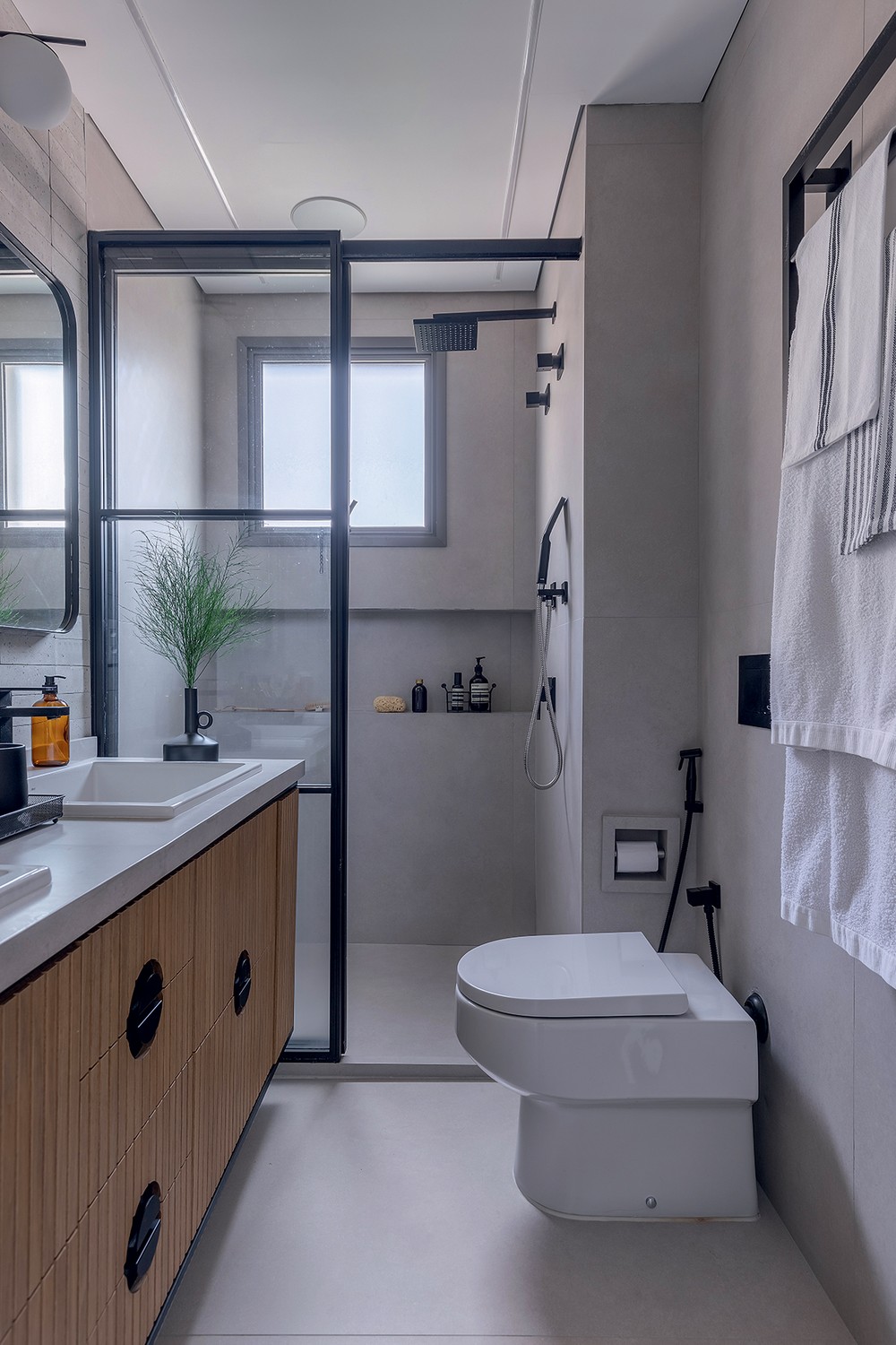 Banheiro com nichos embutidos: dicas para escolher a altura e os ...