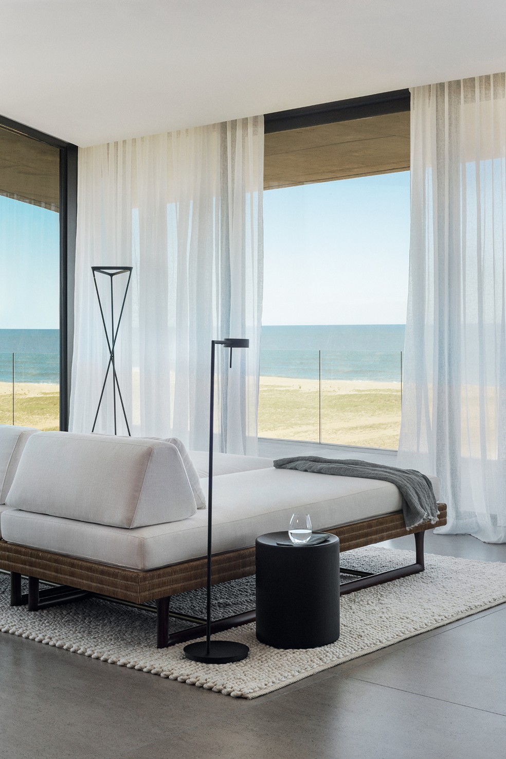 Apartamento em Punta Del Este tem vista para o mar e espaços integrados ...