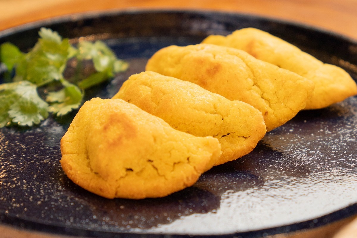 Como fazer pastel de angu com massa de fubá e recheio de escarola ...