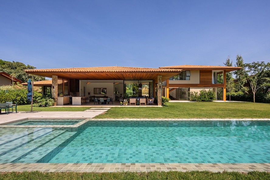 Casa preserva área verde do entorno e oferece calma e privacidade