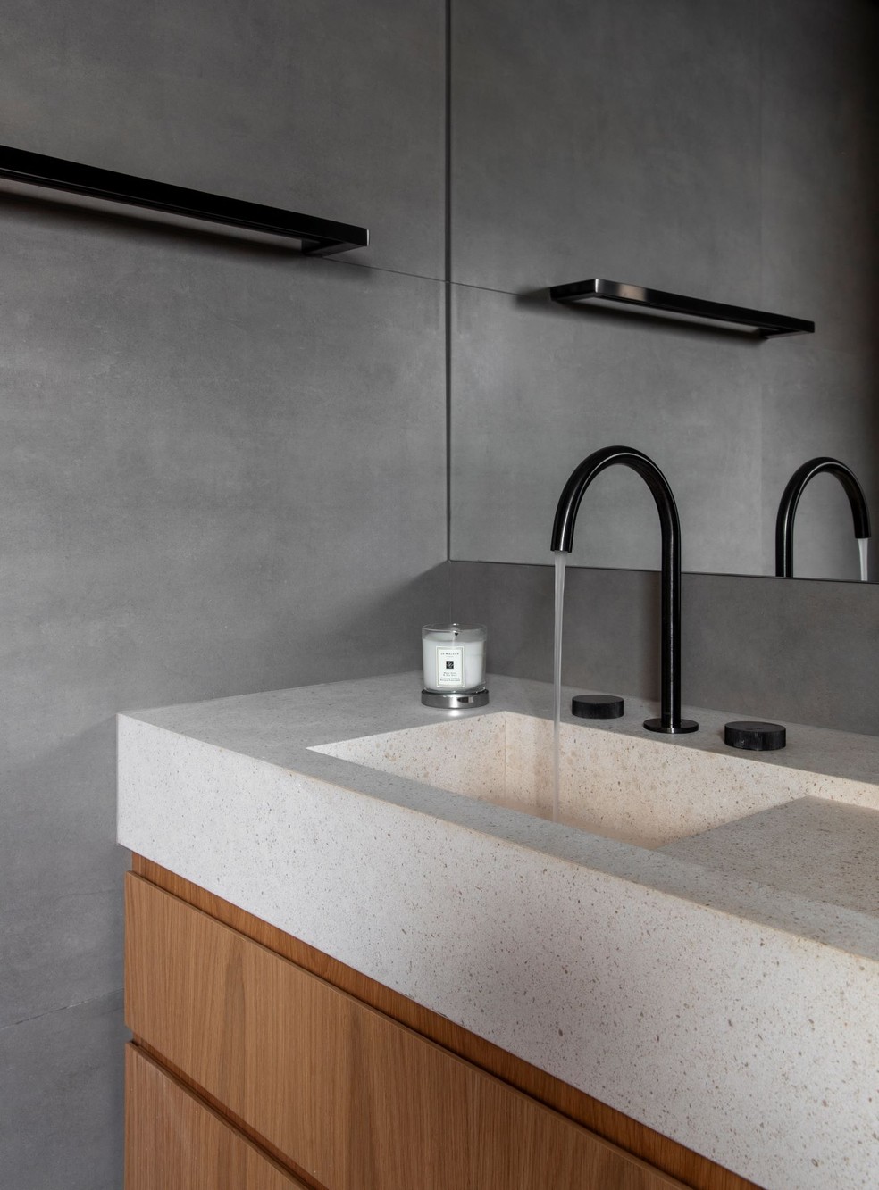 Telhado de madeira e design brasileiro conferem identidade a apartamento