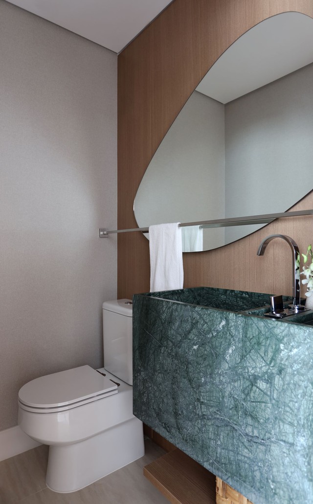 Reforma alia o calor mediterrâneo ao design contemporâneo em apartamento