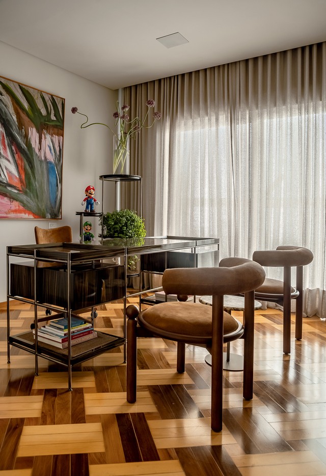 Apartamento da década de 60 mescla peças de design contemporâneo e vintage