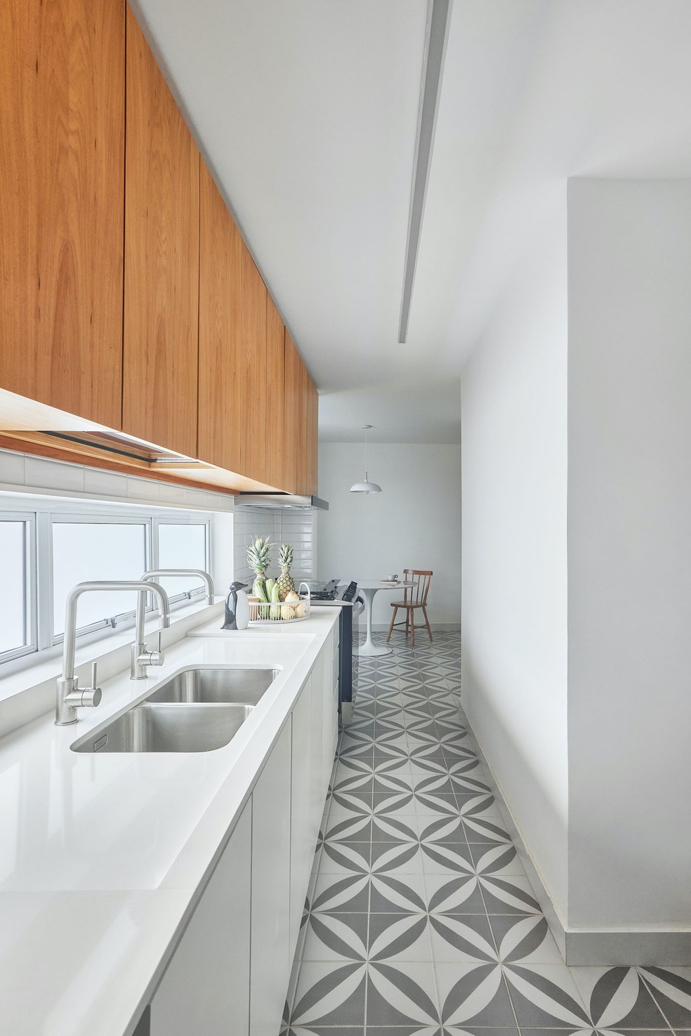 Toques de madeira e tons neutros reforçam luminosidade de apartamento