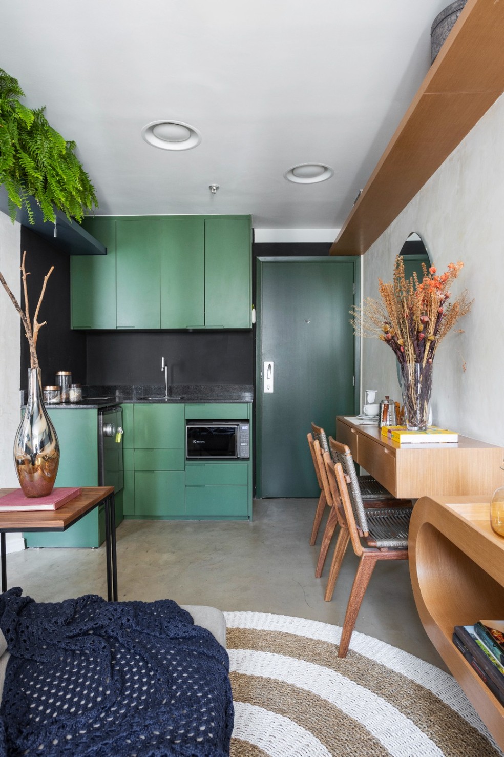 Brises e boas soluções de marcenaria conferem amplitude a flat de 29 m² ...