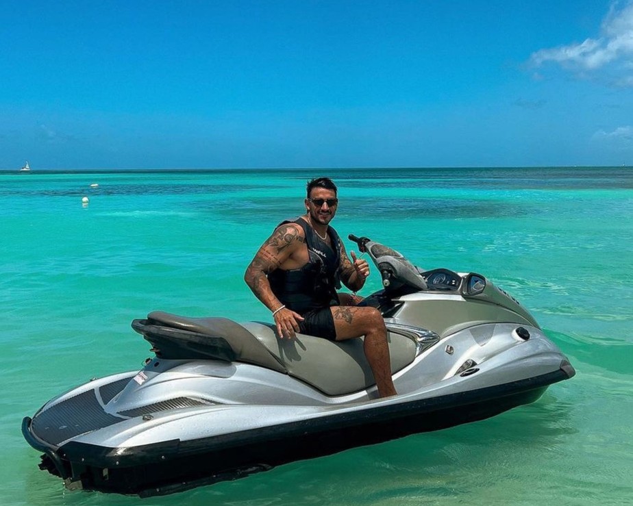 Gui Napolitano passeia de jet ski no mar do Caribe e tira onda: "Nada ...