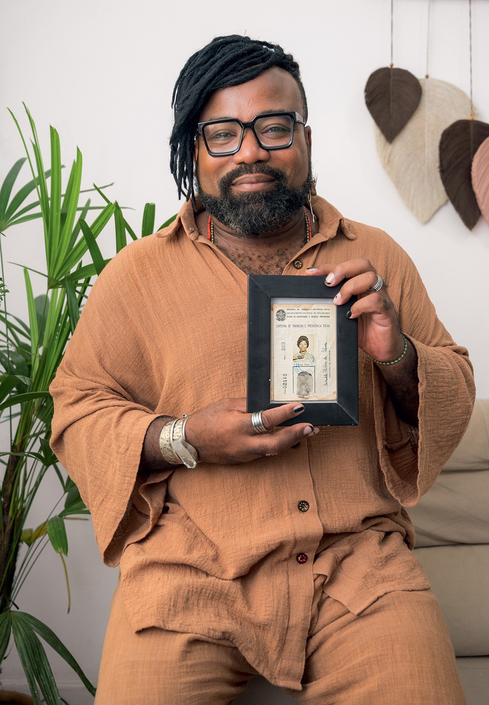 Rodrigo França mostra sua peça de decoração favorita: a CTPS de sua avó ...