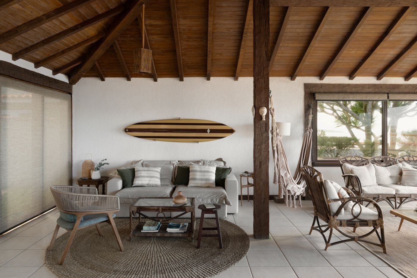 Casa de praia de arquiteta une madeira, antigos móveis de vime e cores ...