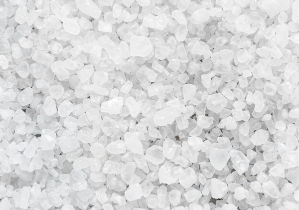 Sal grosso: 6 simpatias de proteção e limpeza energética com o cristal