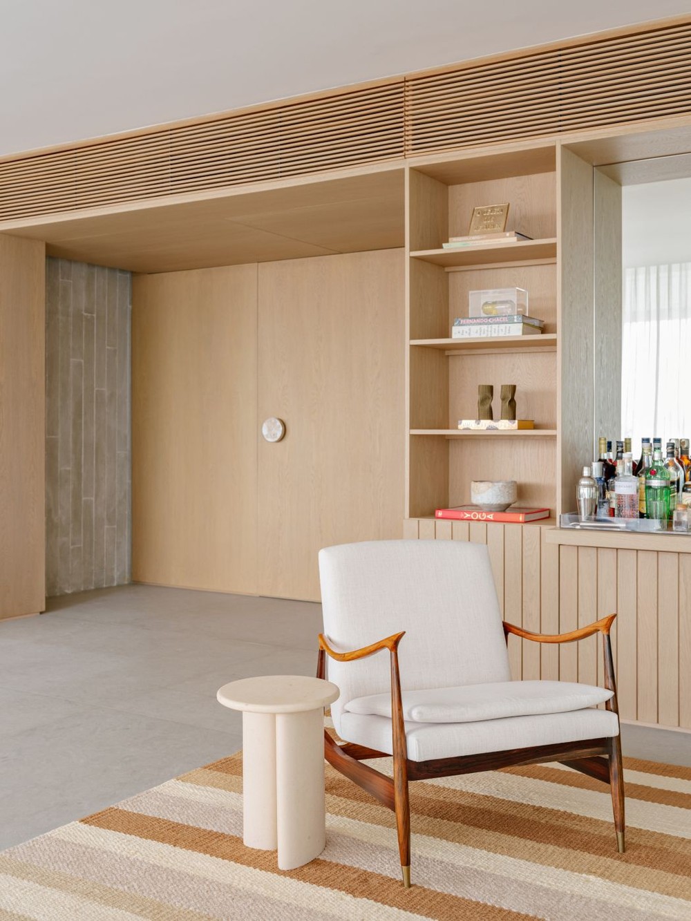 Apartamento tem sala de estar com mix de poltronas coloridas e lareira ...