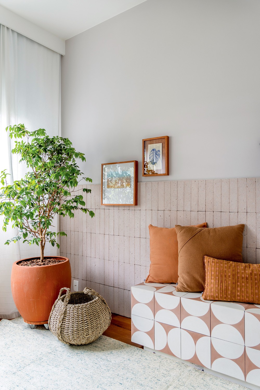 Apartamento de 90 m² no RJ ganha aconchego com muitas cores e plantas