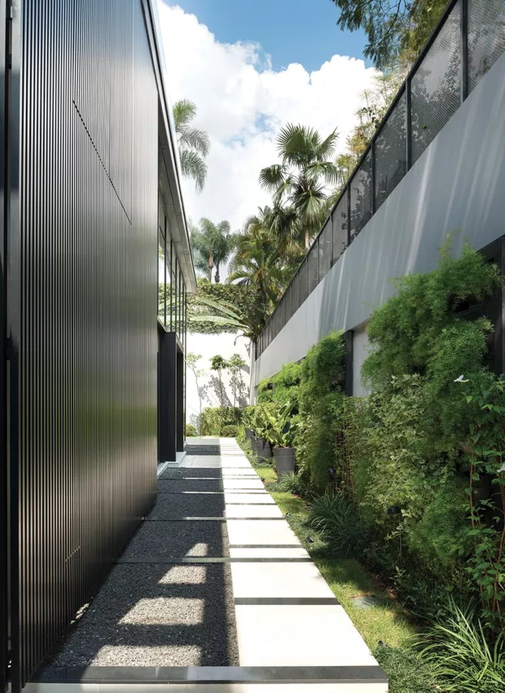 20 ideias para compor com charme o corredor externo de casa | Decoração ...