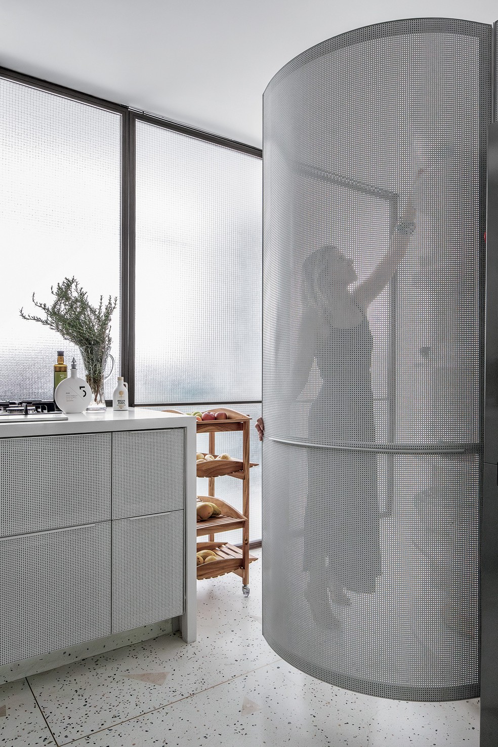 Cozinha de quase 20 m² tem amplos armários feitos de chapa calandrada ...