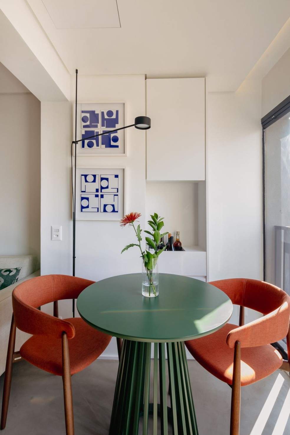 Apartamento de 35 m² ganha marcenaria multifuncional e decoração ...