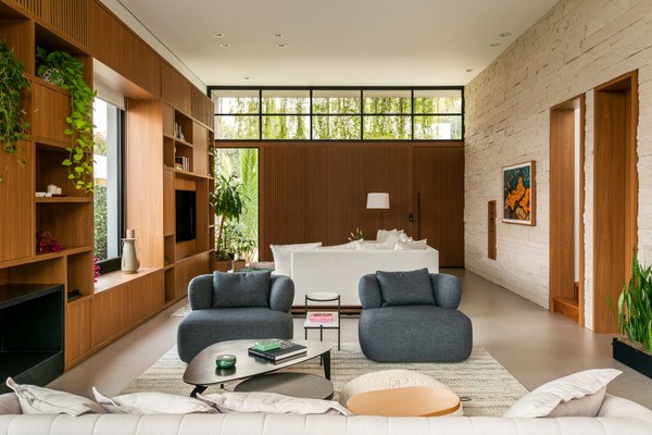 Casa no interior de SP tem ambientes integrados ao paisagismo