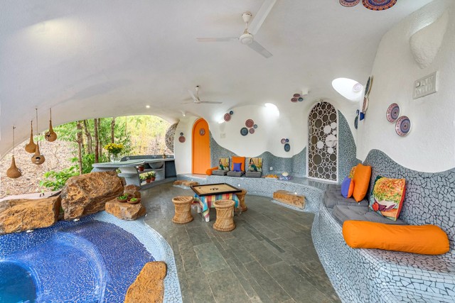 Hospede-se em uma casa de hobbit camuflada nas colinas da Índia