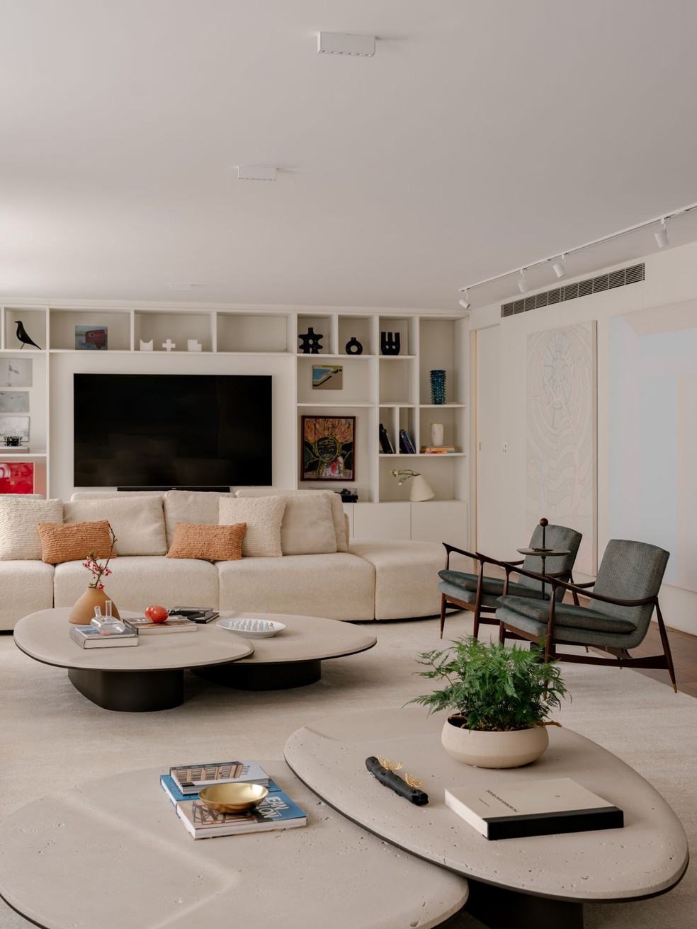 Sala redesenhada vira o coração do apartamento de 320 m² para vida a ...
