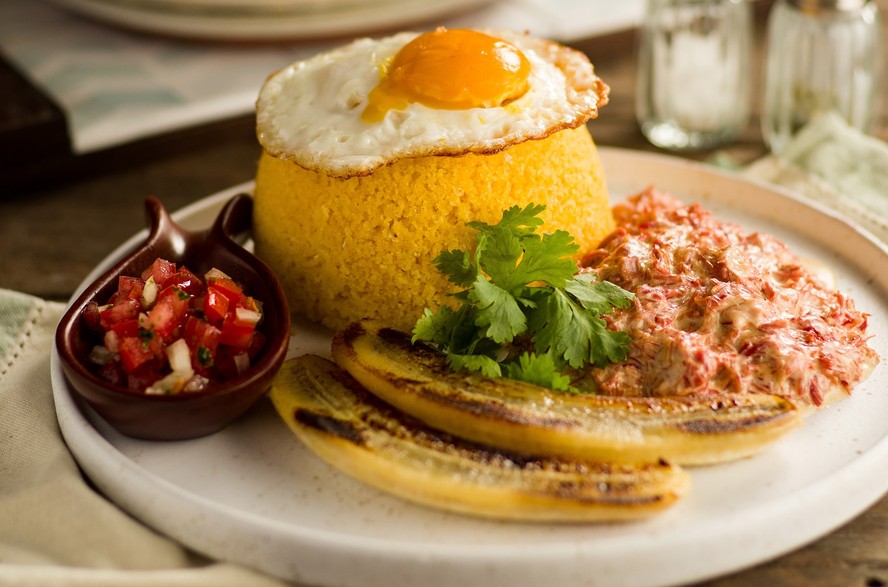 Receita de cuscuz com ovo, carne de sol na nata e banana frita | Gastronomia | Casa e Jardim