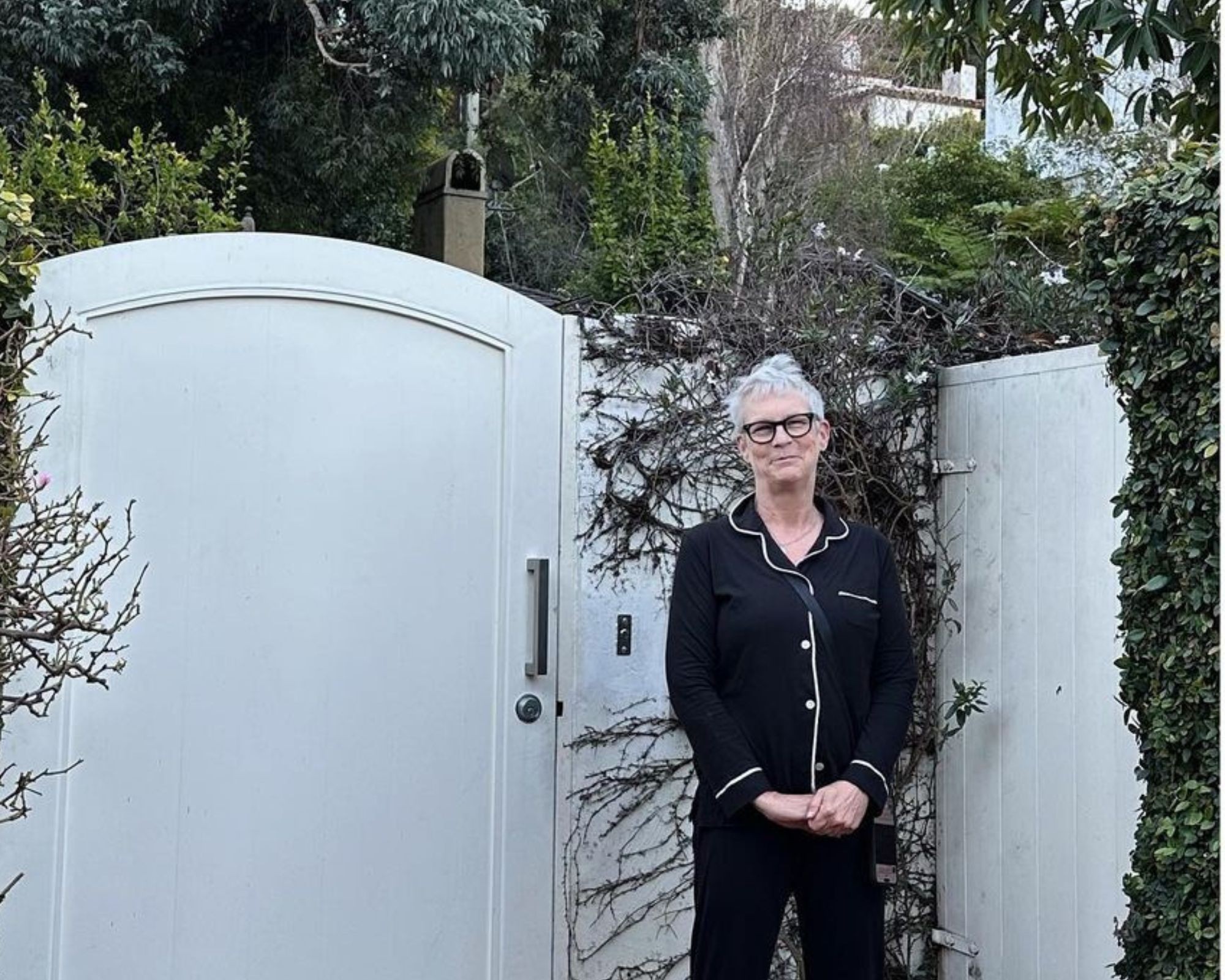 Jamie Lee Curtis cerca sua casa em Los Angeles com árvores para ter ...