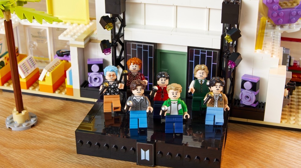O grupo de k-pop BTS ganha versão LEGO do clipe retrô 'Dynamite'