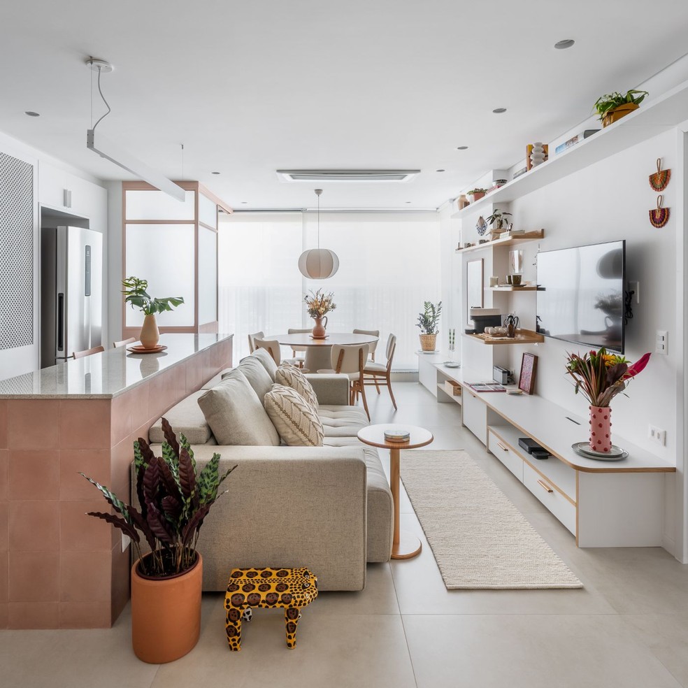 Serralheria, tons de rosa e cozinha aberta dão identidade a apartamento ...