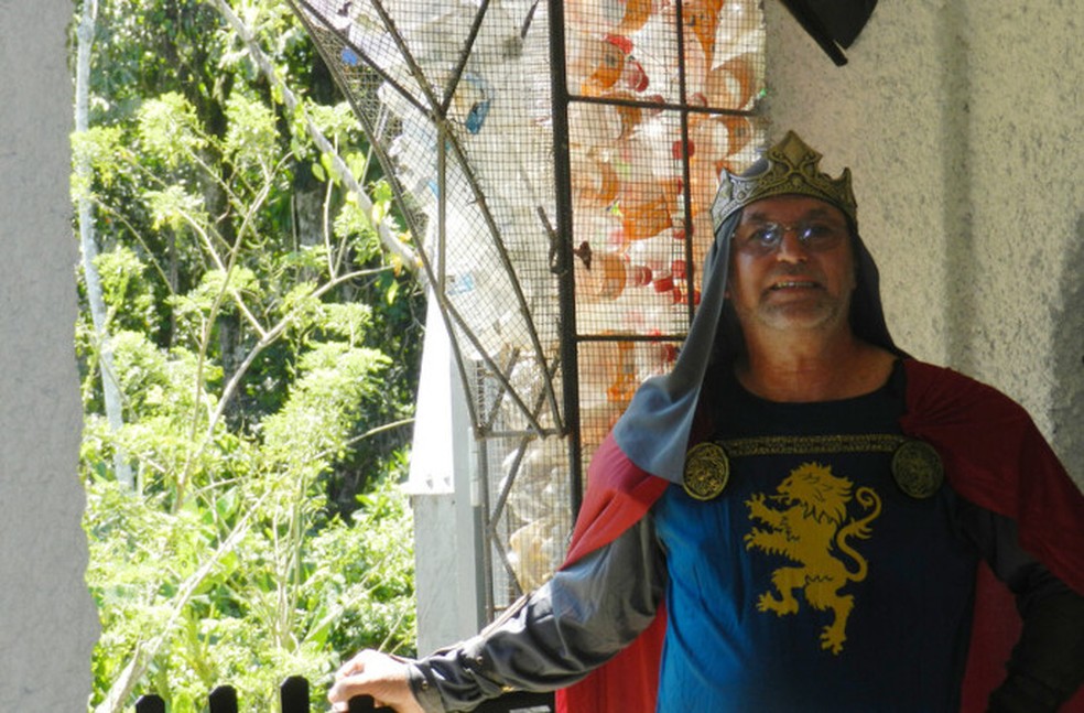 Homem ergue castelo com 40 mil garrafas plásticas retiradas de praias ...