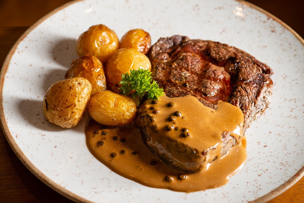 Entrecote au poivre: receita de carne com molho e batata assada