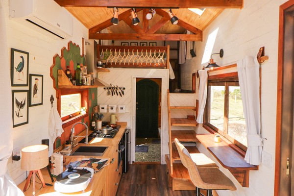 Microcasa itinerante oferece viagem analógica em meio à natureza | Viagem | Casa e Jardim