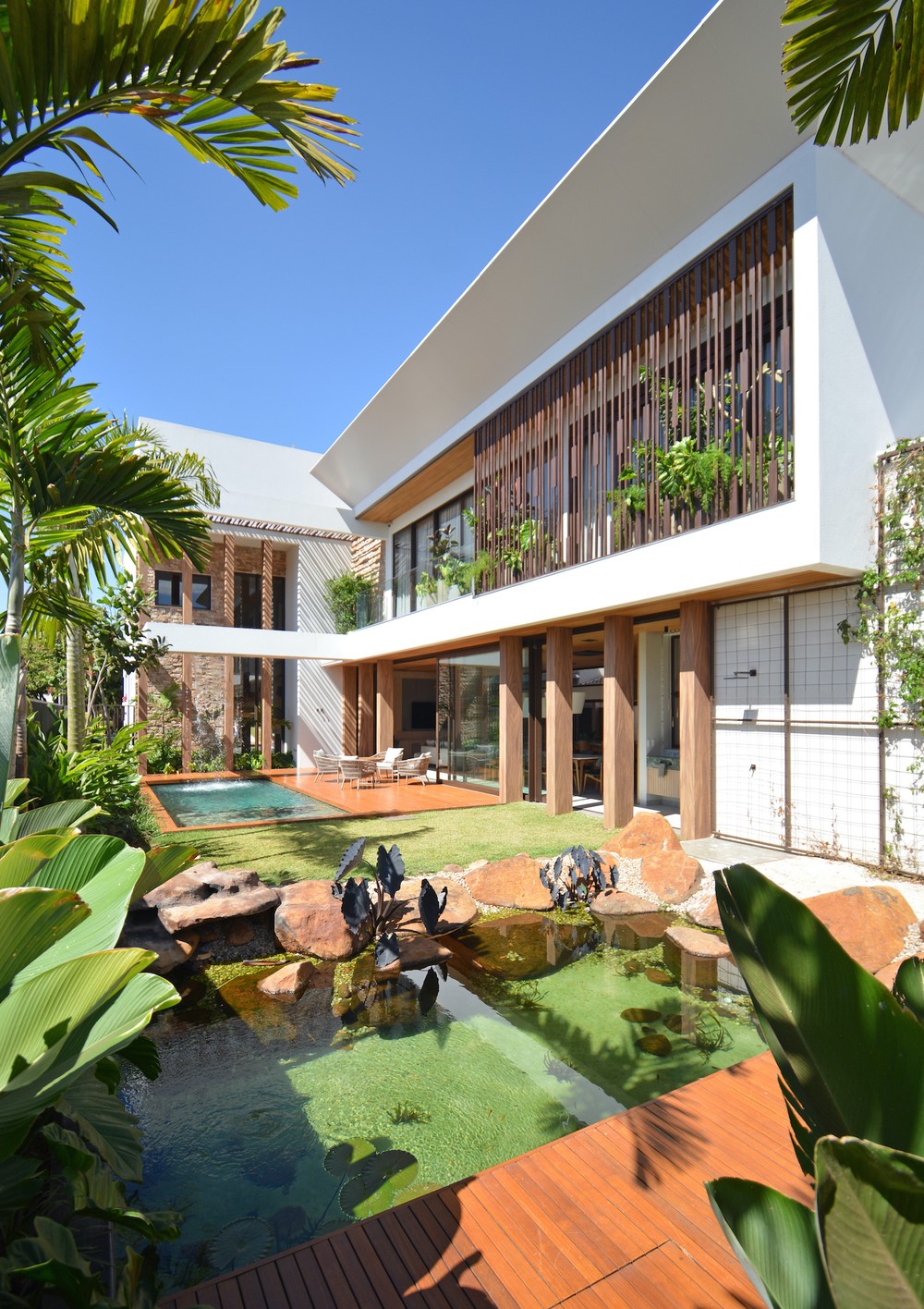 Casa de 538 m² é marcada por madeira, brises metálicos e paisagismo