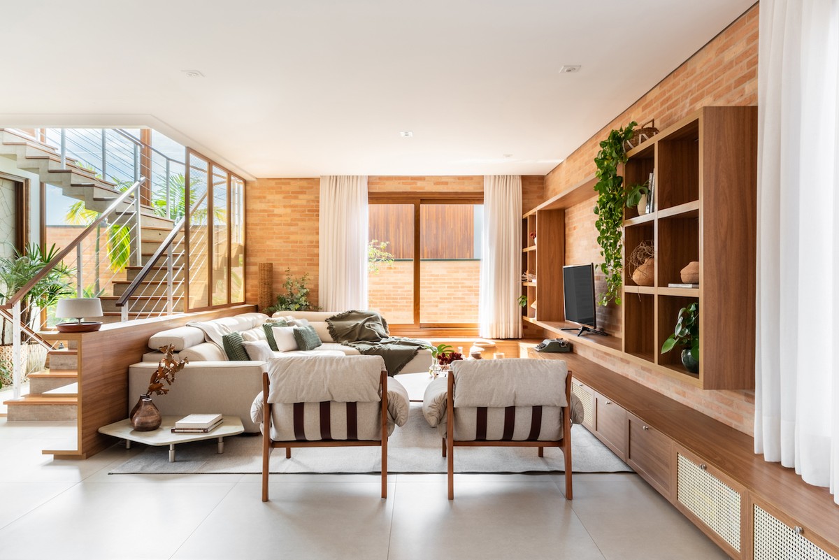 Apesar do clima praiano, essa casa de 400 m² fica no interior de SP