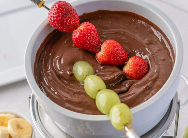 Fondue de queijo: saiba mais sobre o prato favorito do inverno brasileiro