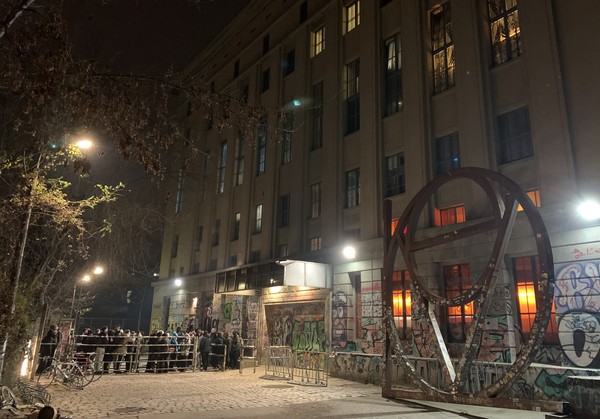 Berghain: conheça o projeto arquitetônico do imponente clube techno em ...