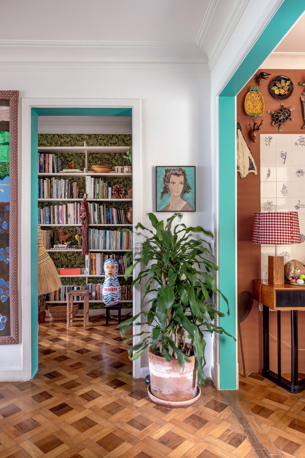 O apartamento colorido e maximalista da estilista Isabela Capeto no RJ