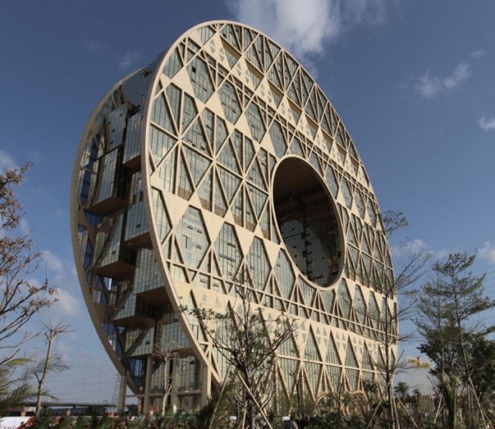 Prédio chinês em formato de moeda é o edifício circular mais alto do mundo