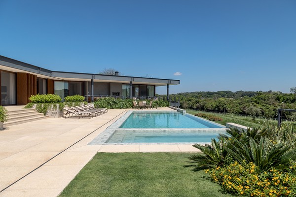 Borda infinita: 15 projetos de piscinas que apostam na estética