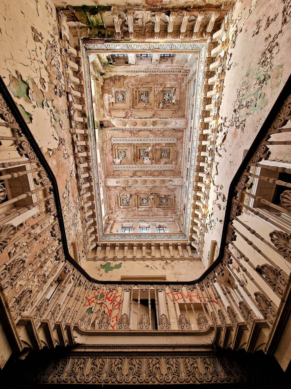 Imagens assustadoras mostram hospital psiquiátrico abandonado e ...