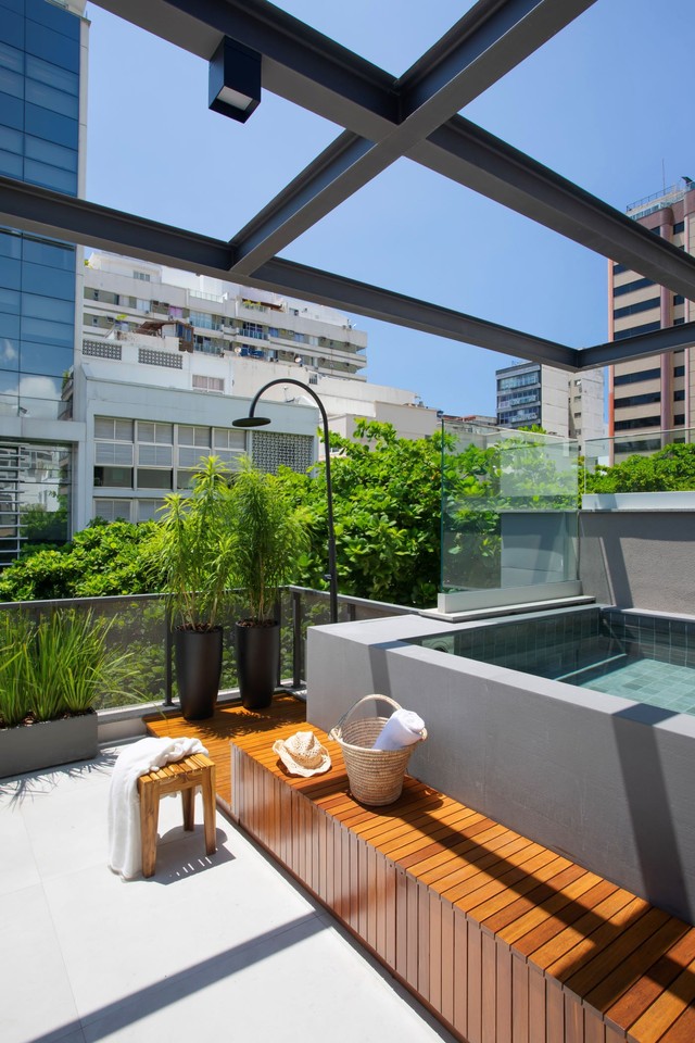 Ducha na área externa: como incorporar e 10 ideias com chuveirão