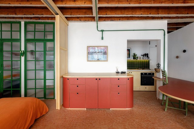 Apartamento de 42 m² no Copan ganha decoração colorida e piso de caquinhos