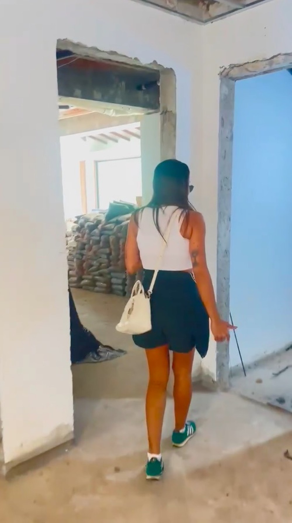Anitta visita obra da sua mansão no Rio de Janeiro e comemora agilidade ...