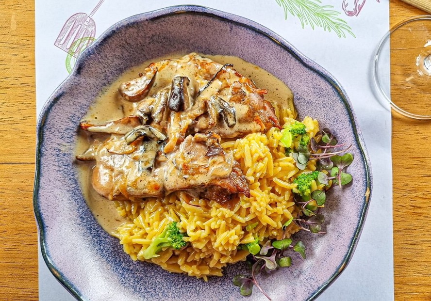 Risoni de brócolis com sobrecoxa de frango assada e cogumelos ...